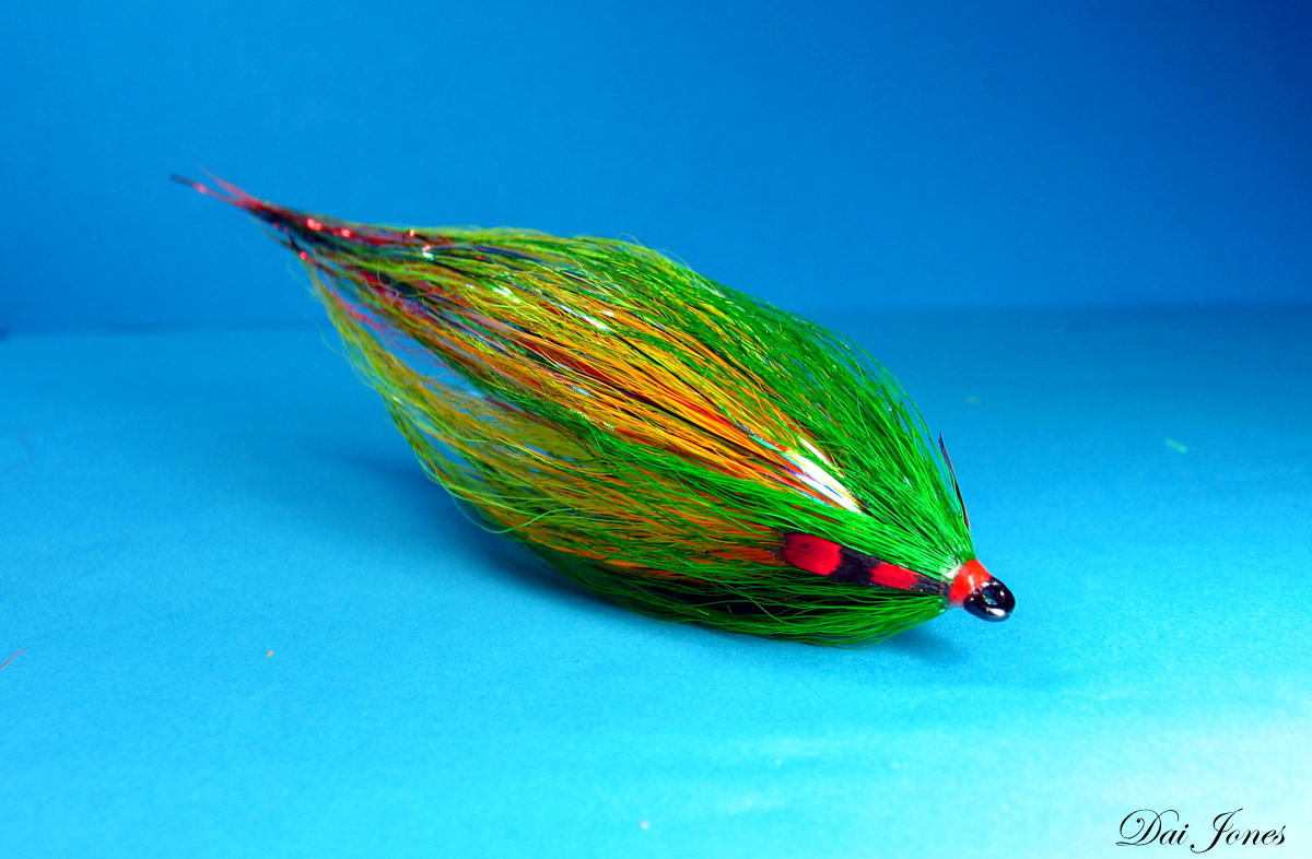 Flies step by step: Pike bucktail, hollow bait pattern.