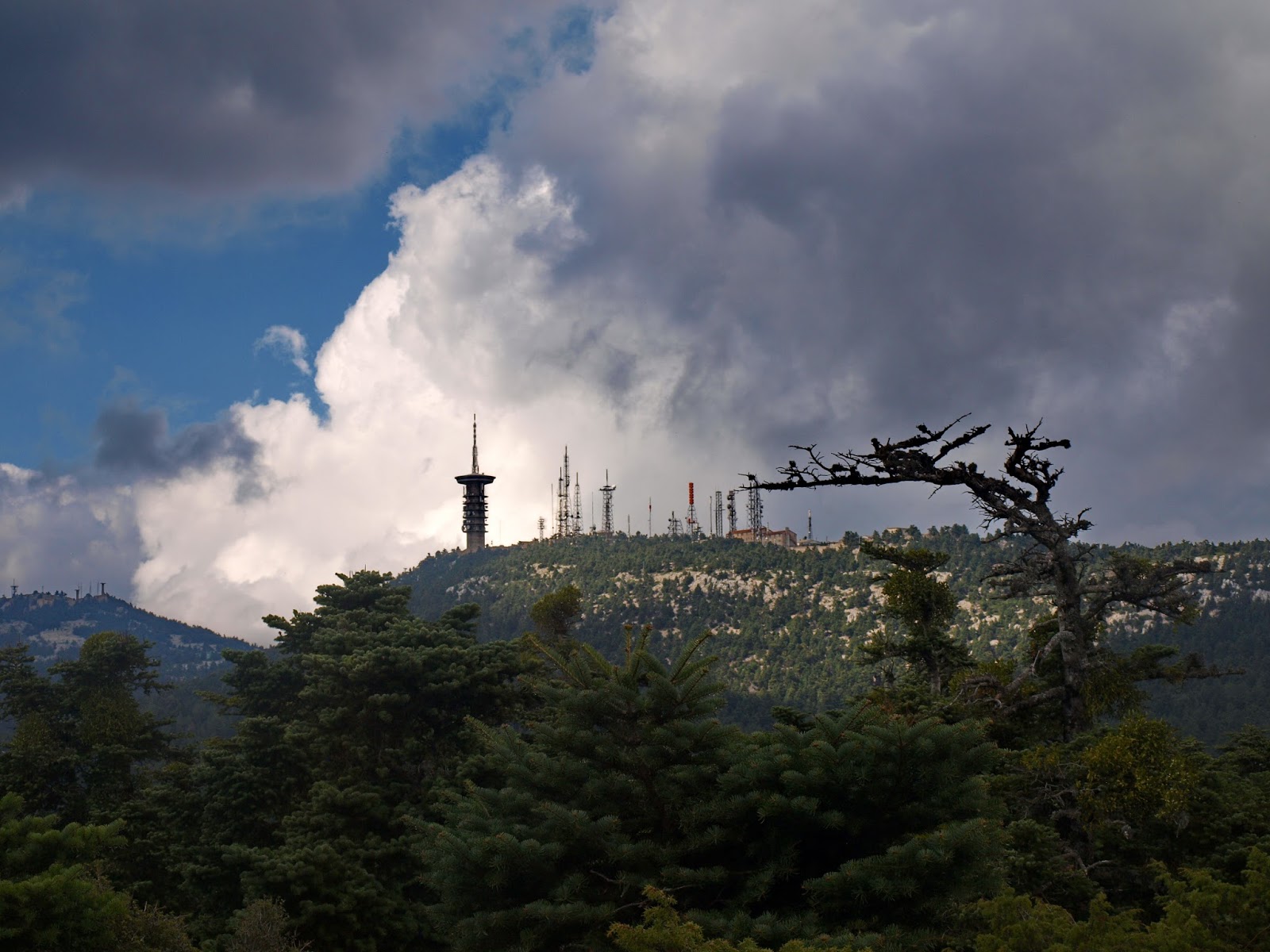 AMATEUR PHOTOGRAPHER: ΠΑΡΝΗΘΑ. Ο πύργος του ΟΤΕ, το ξενοδοχειο-καζίνο ...