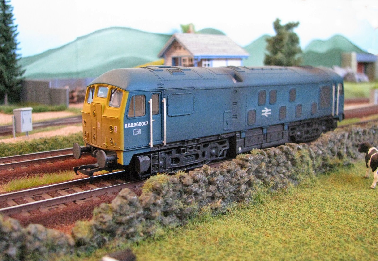 Voie de Débord: Réseau 00 : La locomotive Class 24 R.D.B. 968007.