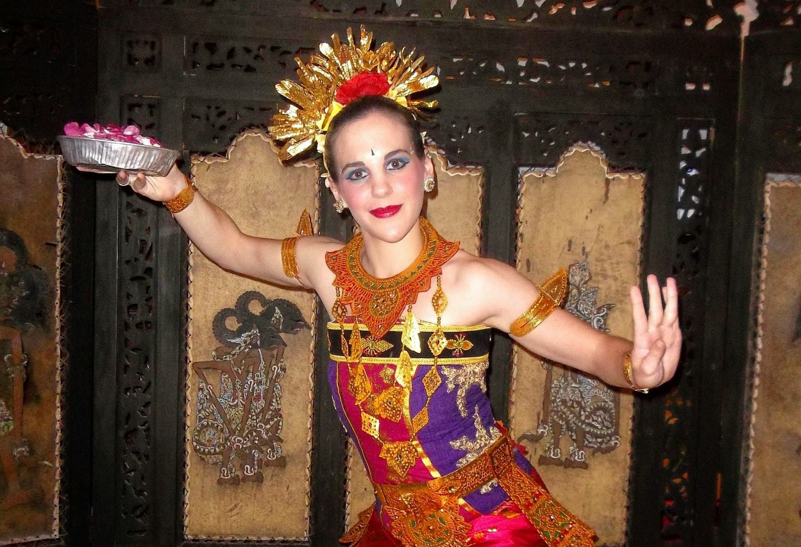 WORLD IMAGINATION : Pendet Traditional Dance of Bali