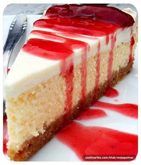 Cheesecake sa glazurom od bijele čokolade i umakom od jagoda! p.s. ova ...