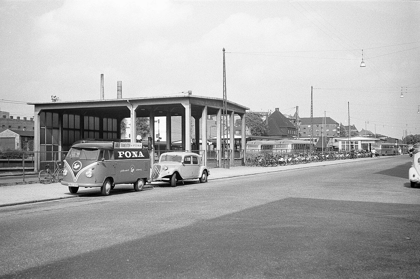 Valby og København, før og nu: De røde DSB busser ved Valby Station ...