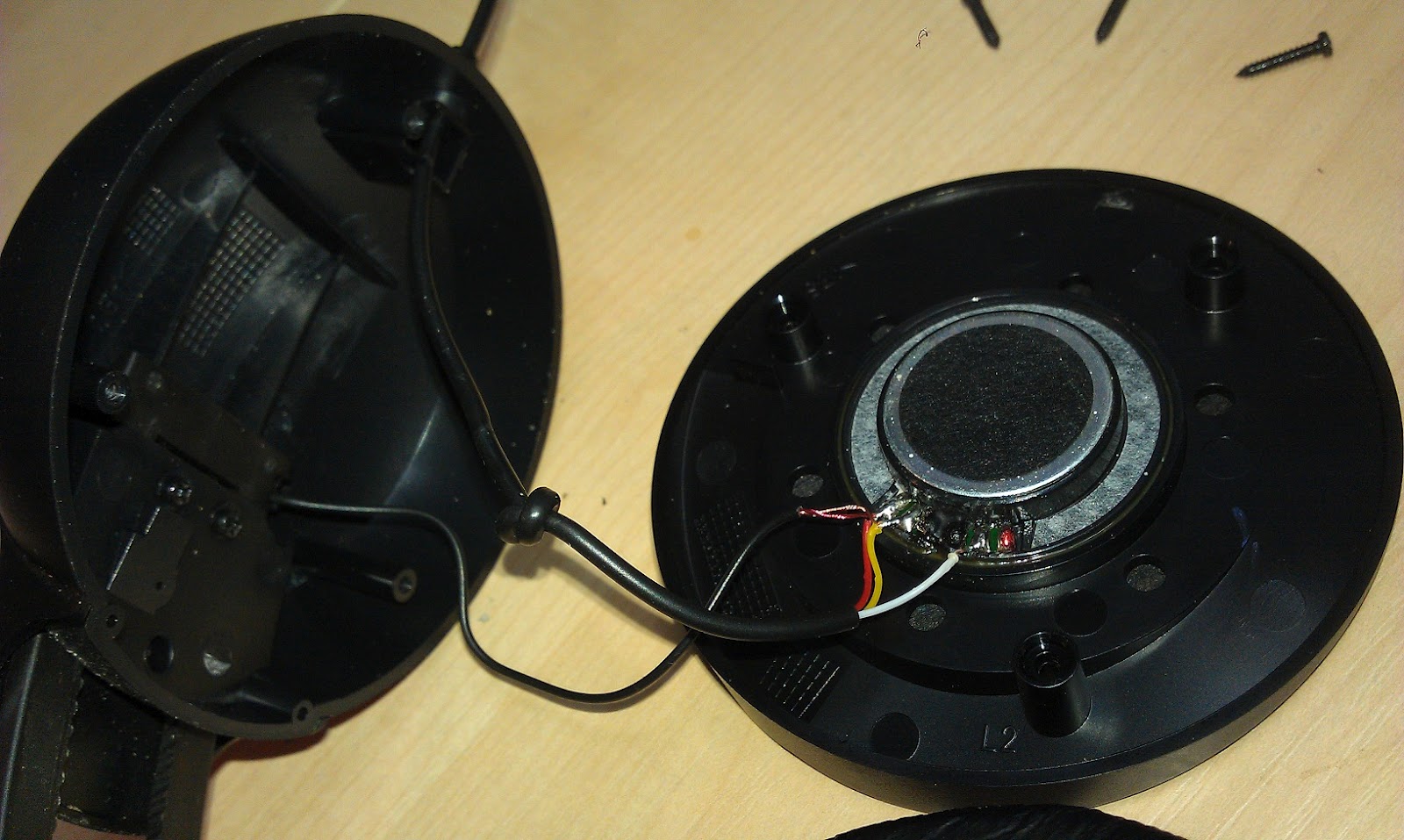 For The Love Of Techno: Inside cheap headphones (Disassembly)