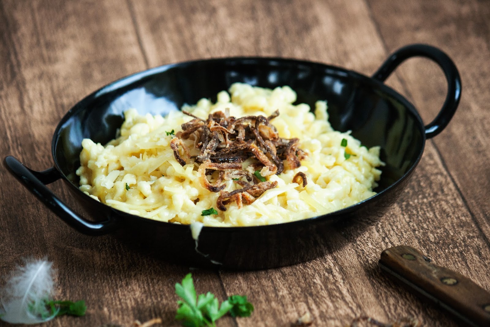 52 Plates of Delight: Almhüttenschatten und Kässpätzle mit Röstzwiebel