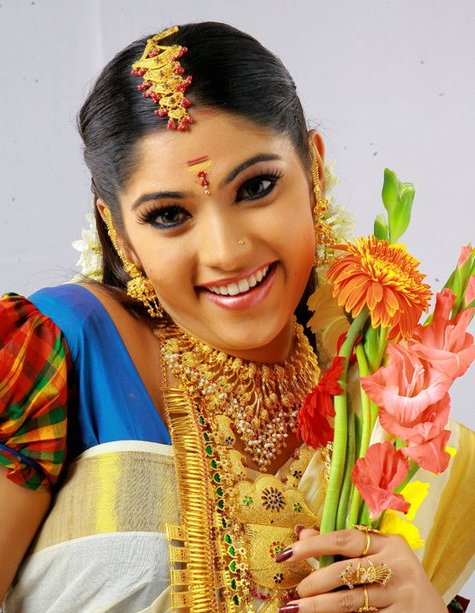 Beautiful Actress Portal: Actress Muktha Cute Stills in Saree