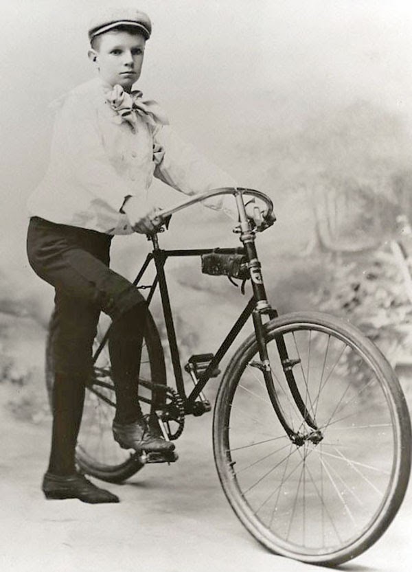 30 Vintage Photos of Men and Bicycles From the Early 20th Century ...