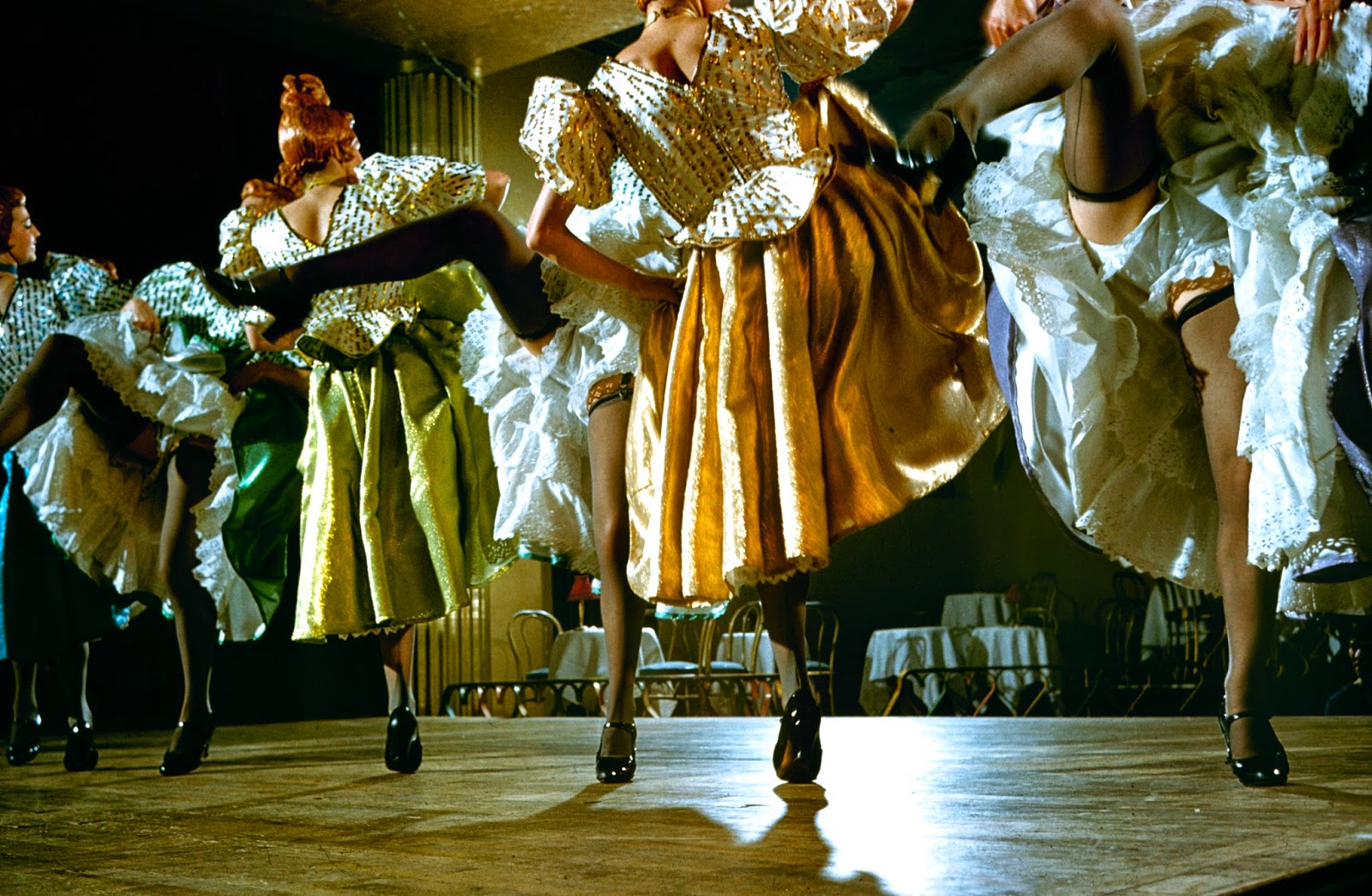 Amazing Color Photos of Cabaret Dancers at the Moulin Rouge in the late ...