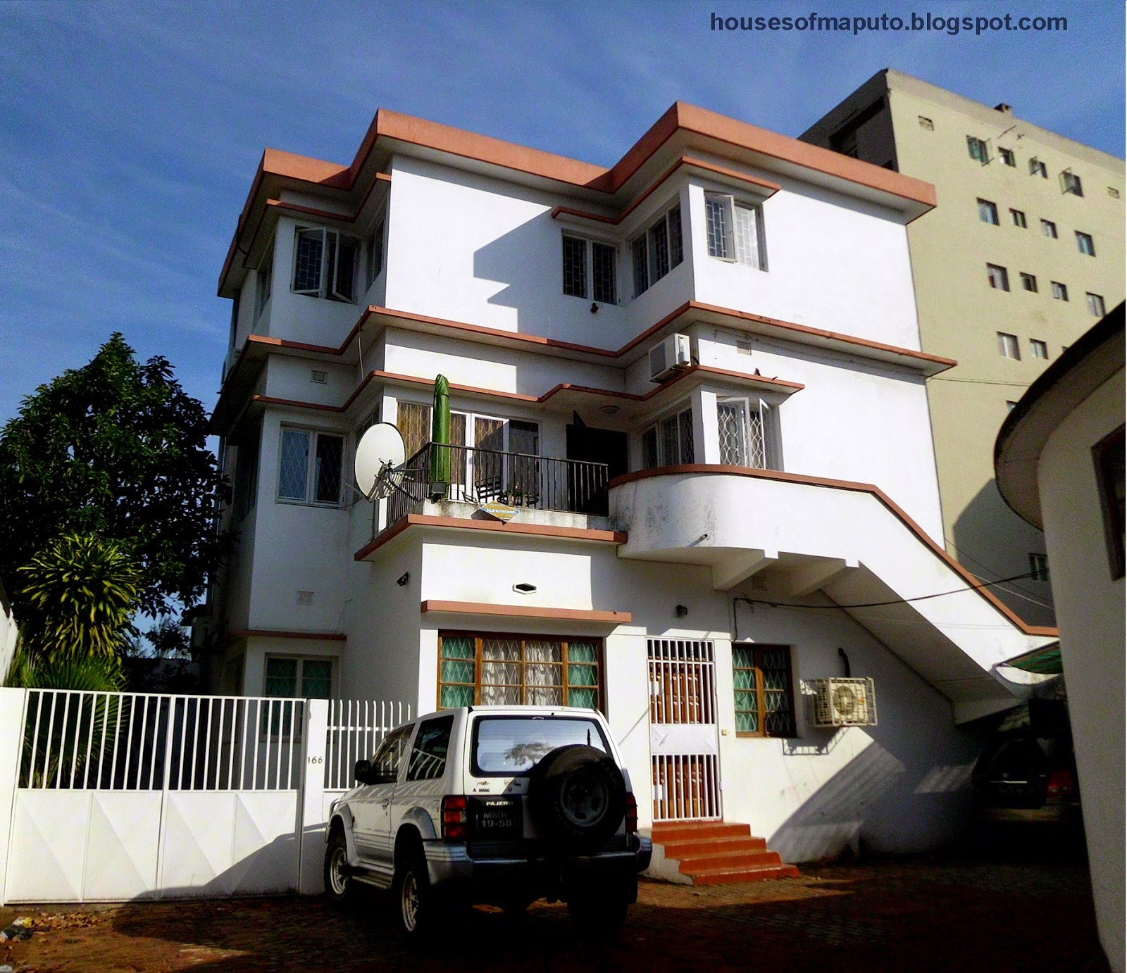 Prédio streamline moderne de 3 pisos na Av. Comandante Cardoso, Polana