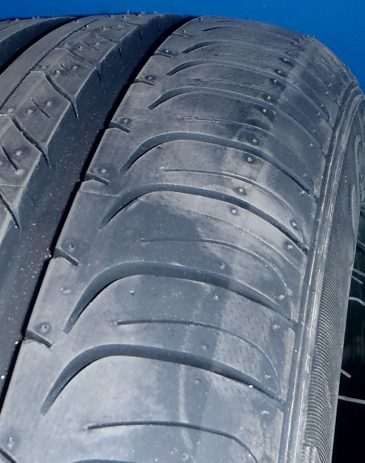 motomatin projektit: Dark Side eli auton rengas moottoripyörässä