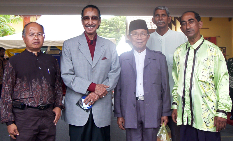 OMAR M. HASHIM (OMARA): Sepanjang Bersama Datuk Aziz Sattar