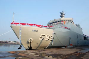 World Defense News: KRI Banda Aceh-593 Angkut Pasukan ke Pangkalan ...