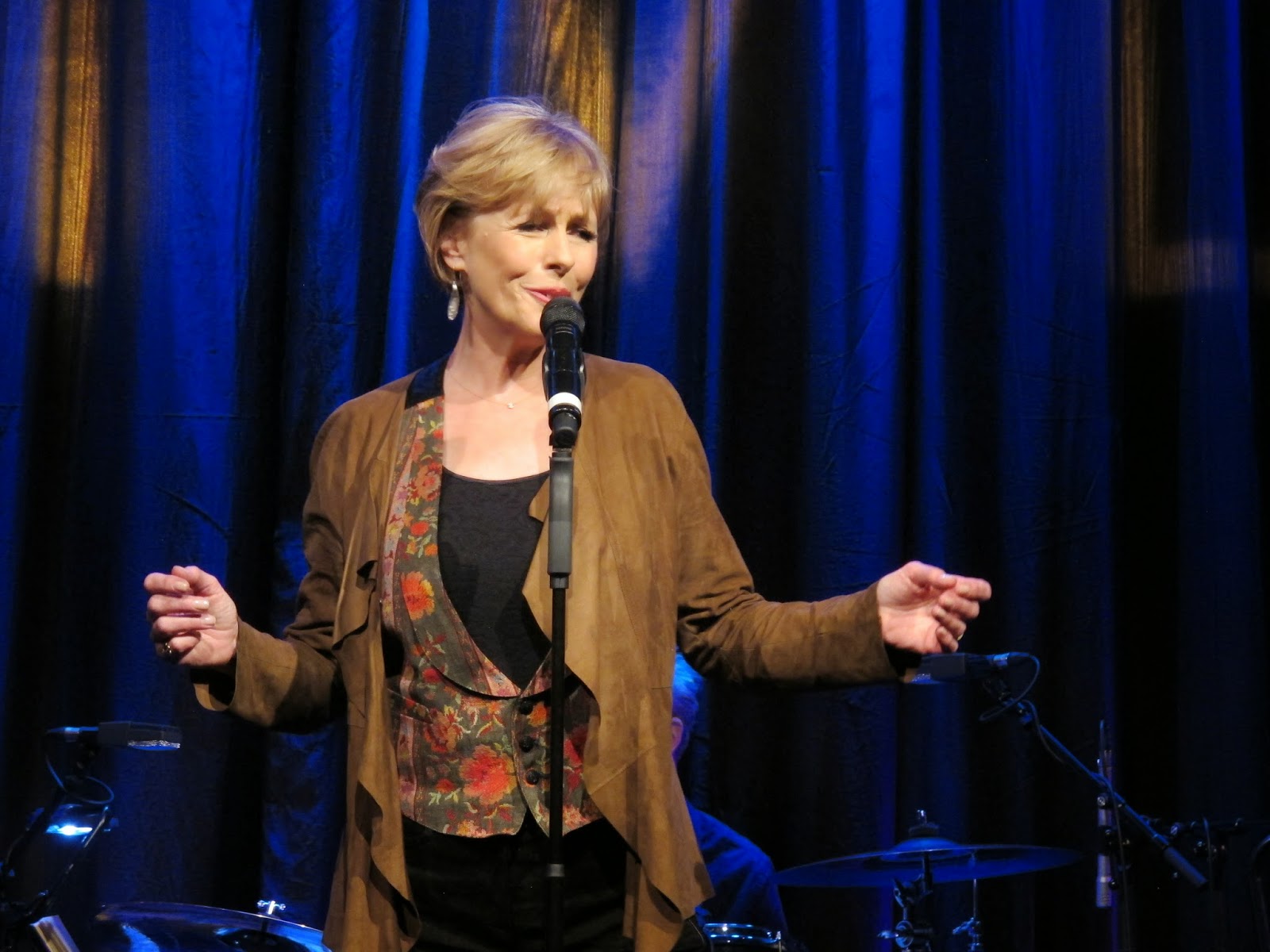 Jonathan Baz Reviews...: Liz Robertson - Songs From My Trunk