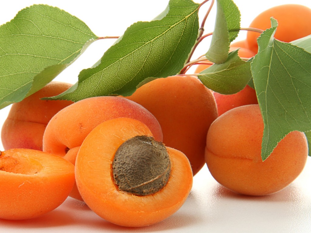 De Acasa: Tuica de caise, "nectarul zeilor"