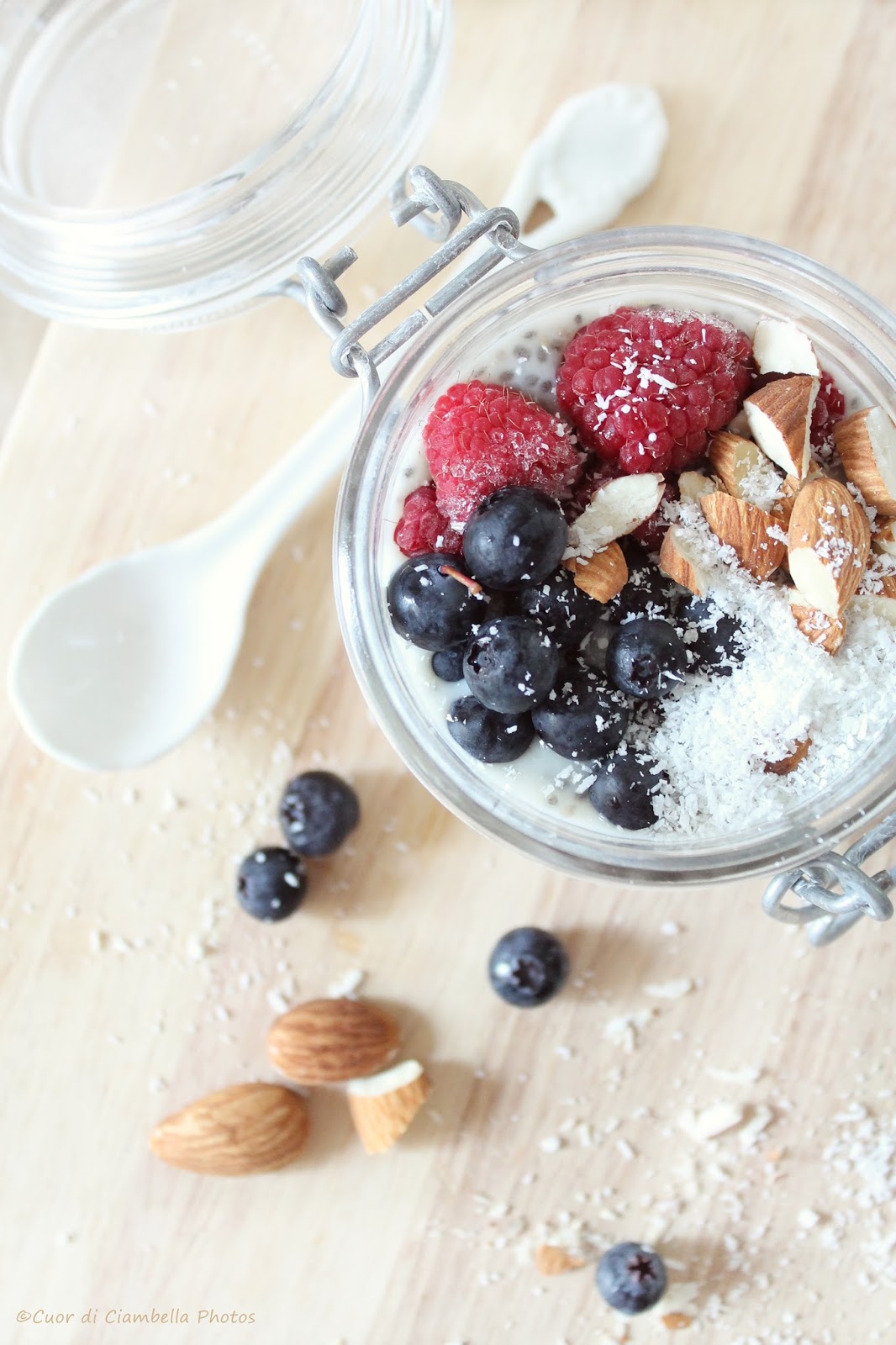 Chia Pudding con Frutti di Bosco, Mandorle e Cocco - Cuor di Ciambella
