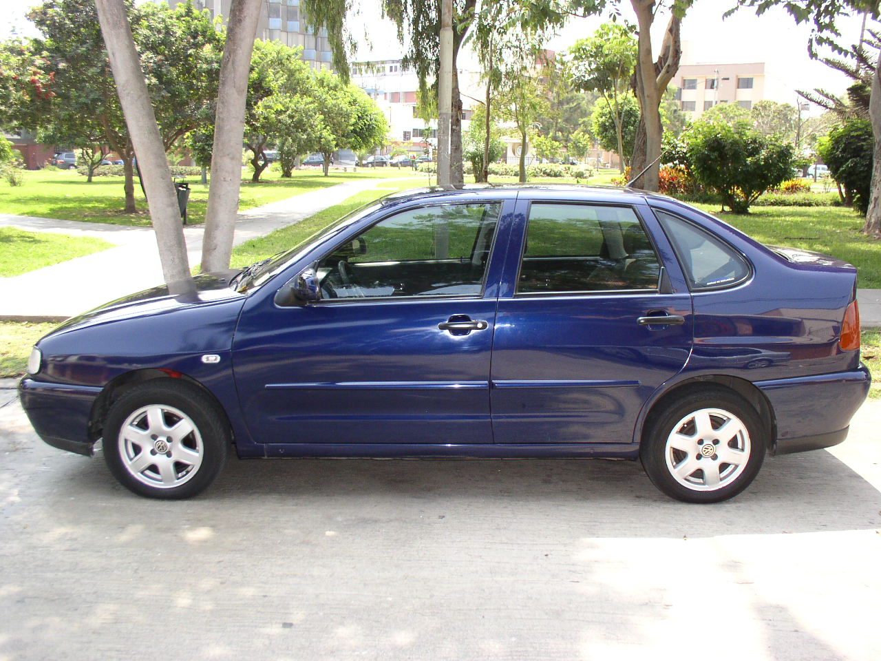 Autos World For All: Volkswagen 2001