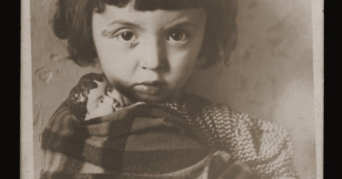 Children of War: 17 Vintage Photos of Little Girls Posing With Their ...