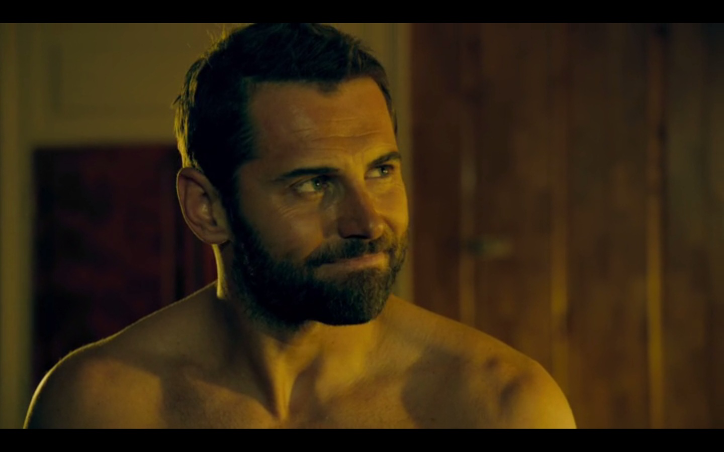 Strike Back: Retribution 6x03 - Warren Brown & Daniel MacPherson 🎥 - Desnudos en películas