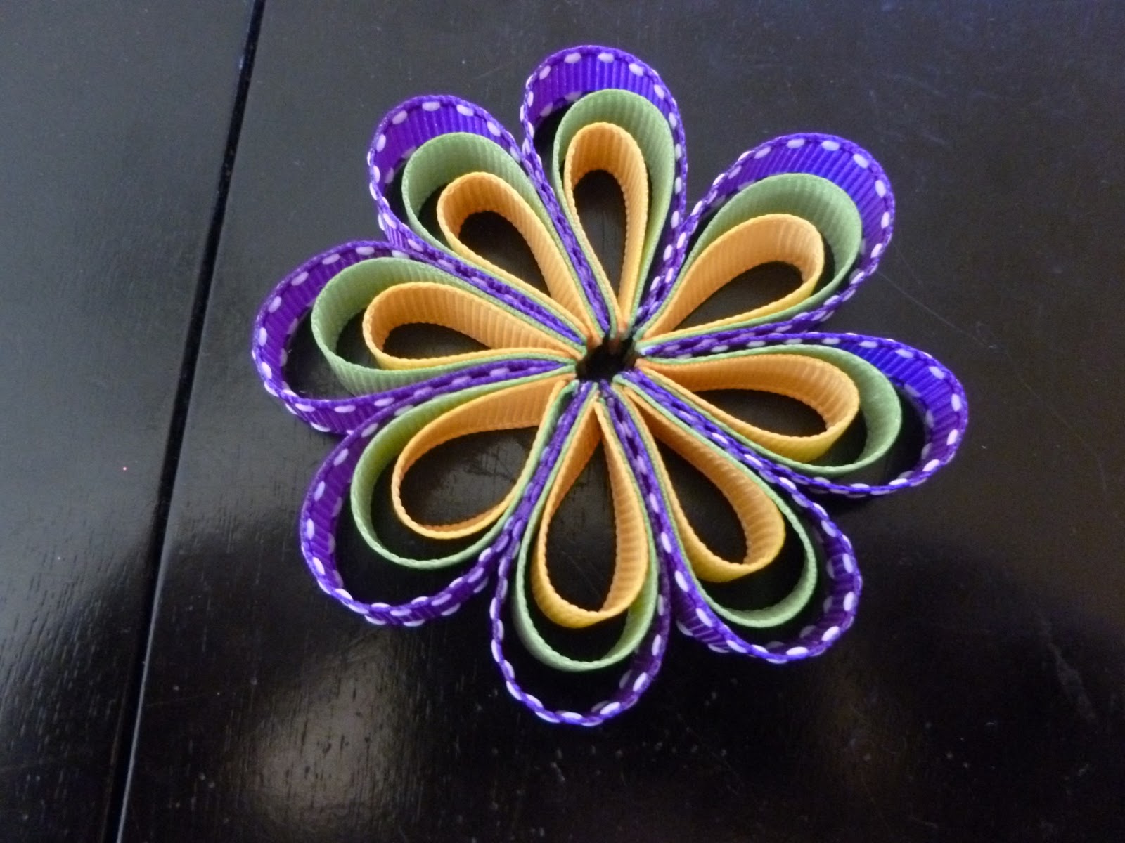 KrapflGirl: Creations from a Work-At-Home Mom: HOW TO: Loopy Flowers