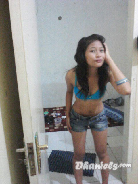 Aksi Pamer BH Duo ABG Cantik, Nanda Dan Vhie - HLOWBOS