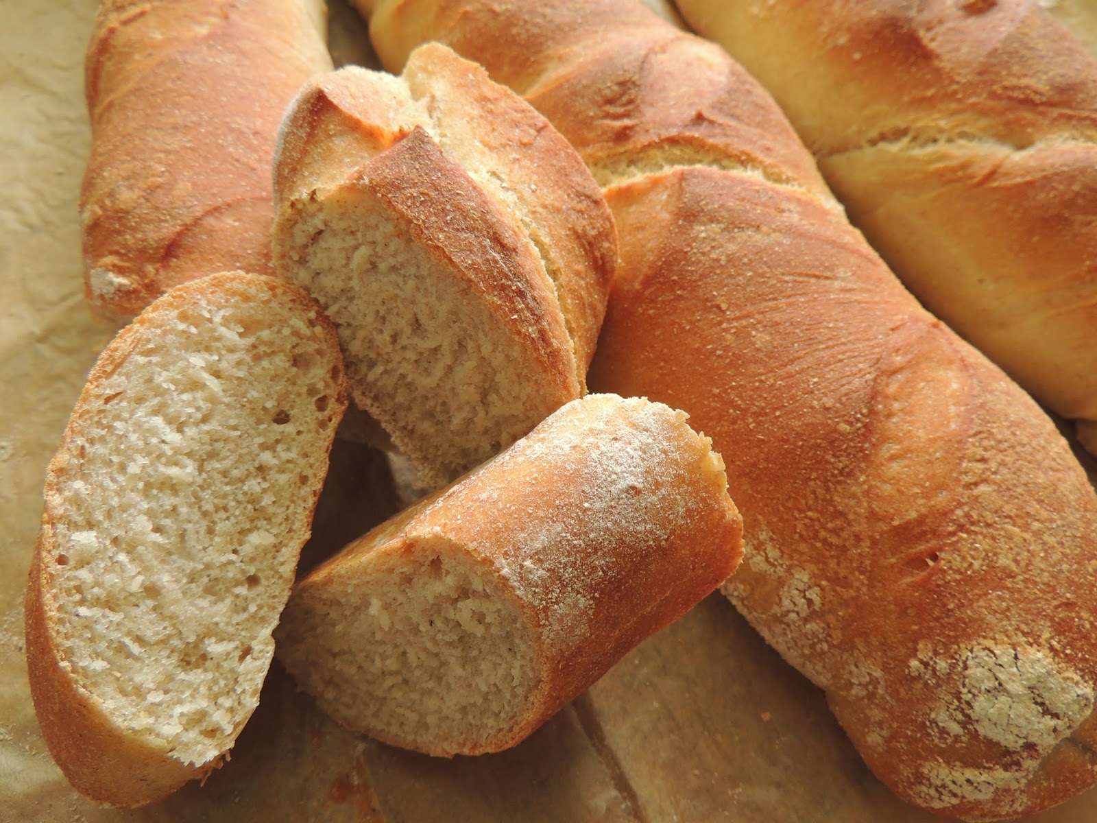 Bagiety domowe pieczone na kamieniu.