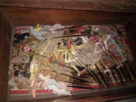 Jual Wayang Kulit Kuno Satu Peti / Kotak / Set | Jual Wayang Kulit ...