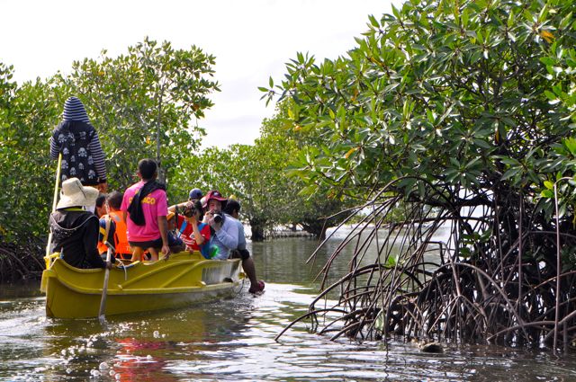 In Pinay's footsteps: THE ROAD TO LAYAG-LAYAG YELLOW BOAT VILLAGE