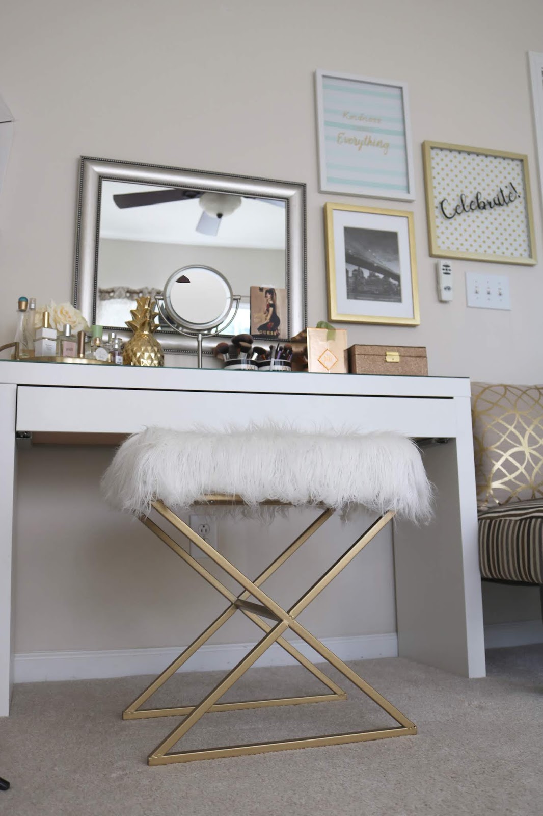 MY MAKEUP VANITY SET UP!