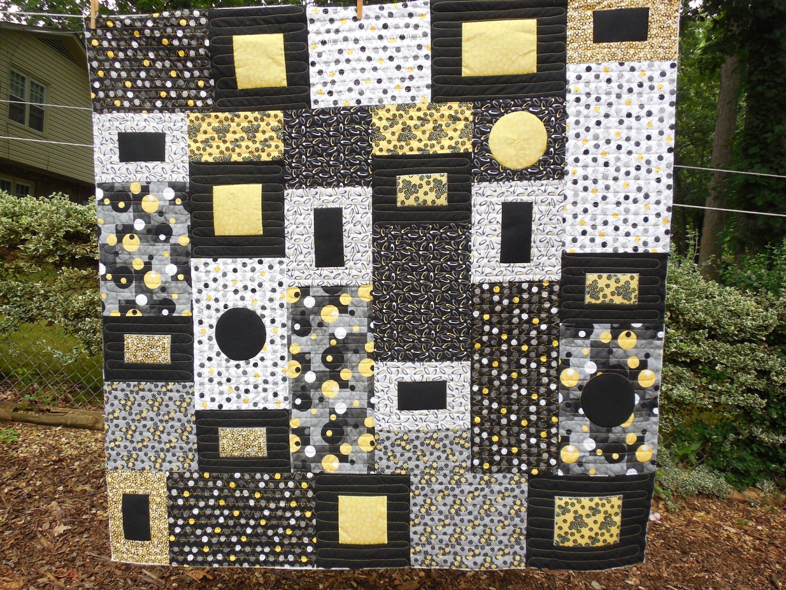 Tanderwen Quilts: Annette's black and white and yellow quilt