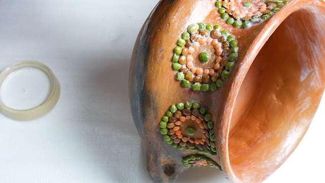 Le dan 1 ó 2 manos, protegemos así el cacharro y también las legumbres ...