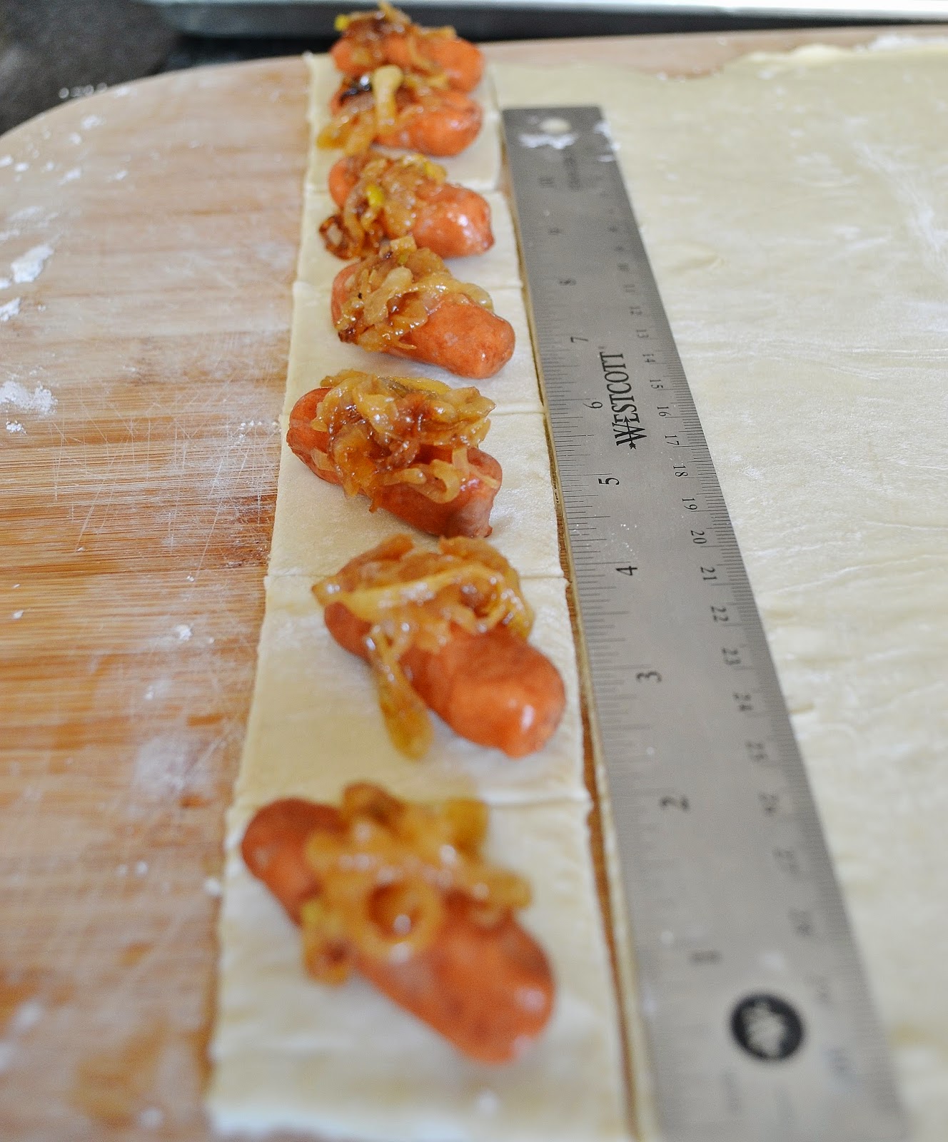 ...with a lil' twist: Mini Puff Pastry Hot Dogs