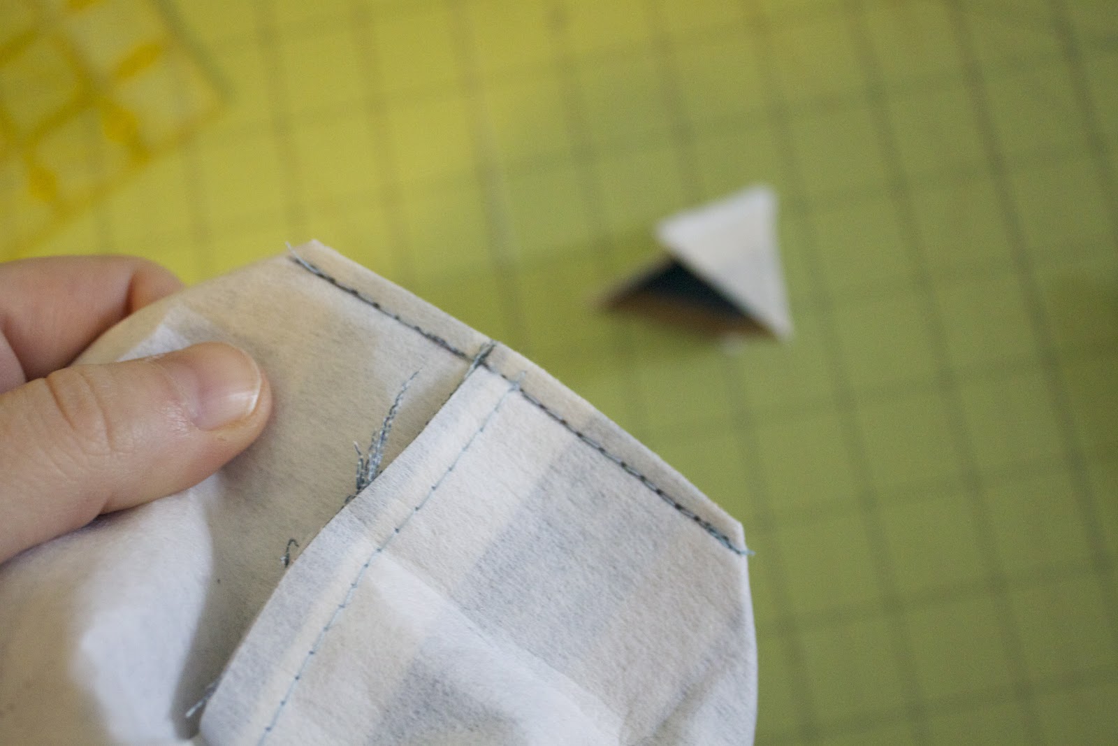 Handmade by Meg K: Vinyl-Lined Makeup Bag {Tutorial}