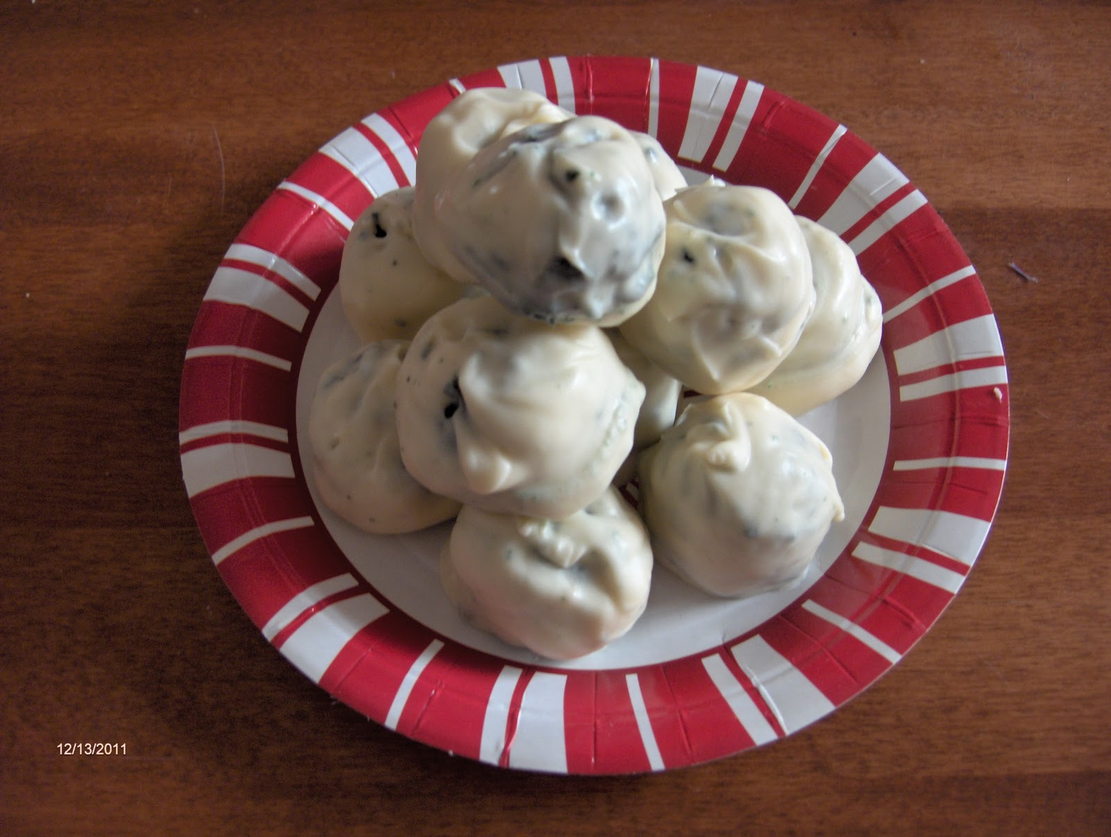 Suburban Prairie Homemaker: Mint Oreo Snowball Truffles