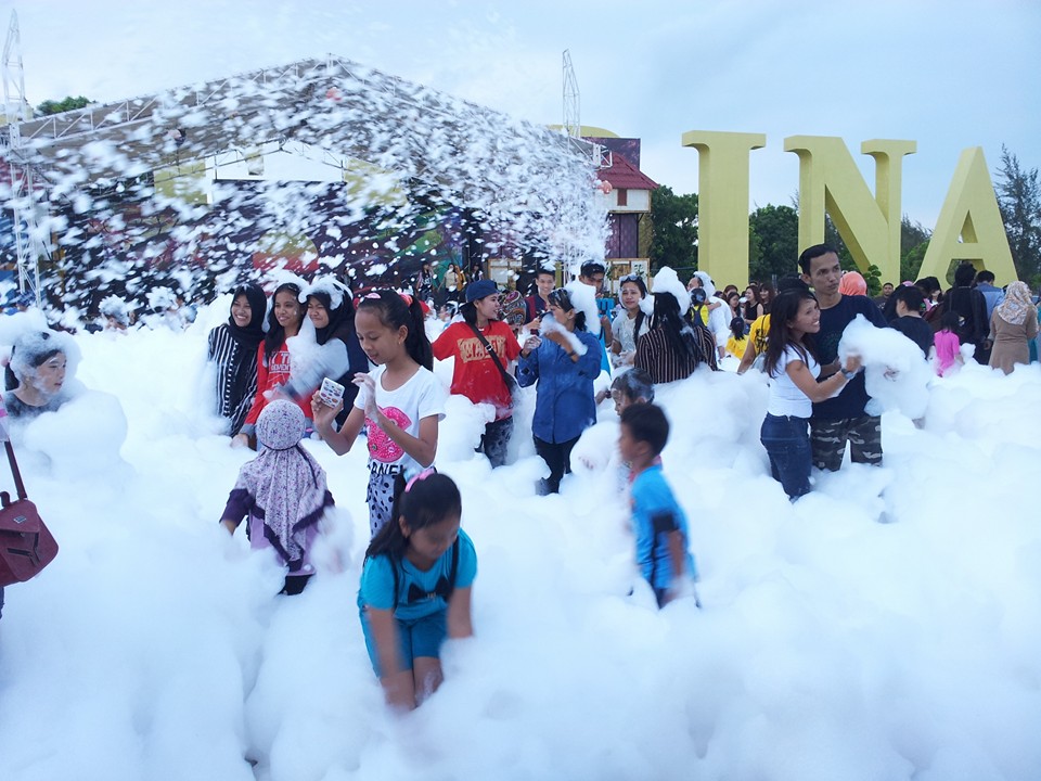 Sarah Jalan: Party Foam di Ocarina Batam Centre - Batam