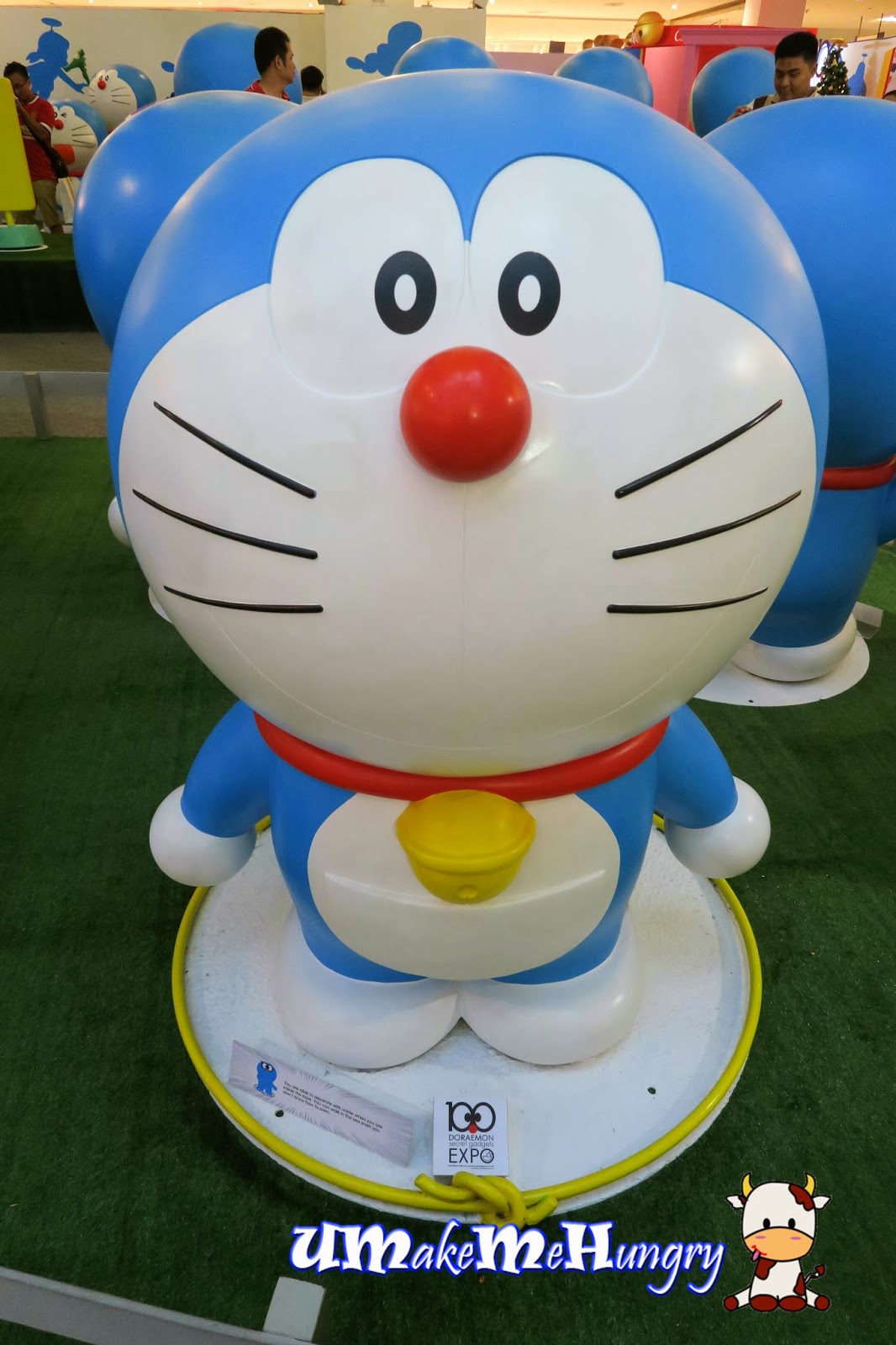 When 2 person, standing under the umbrella side by side for 5 minutes ...