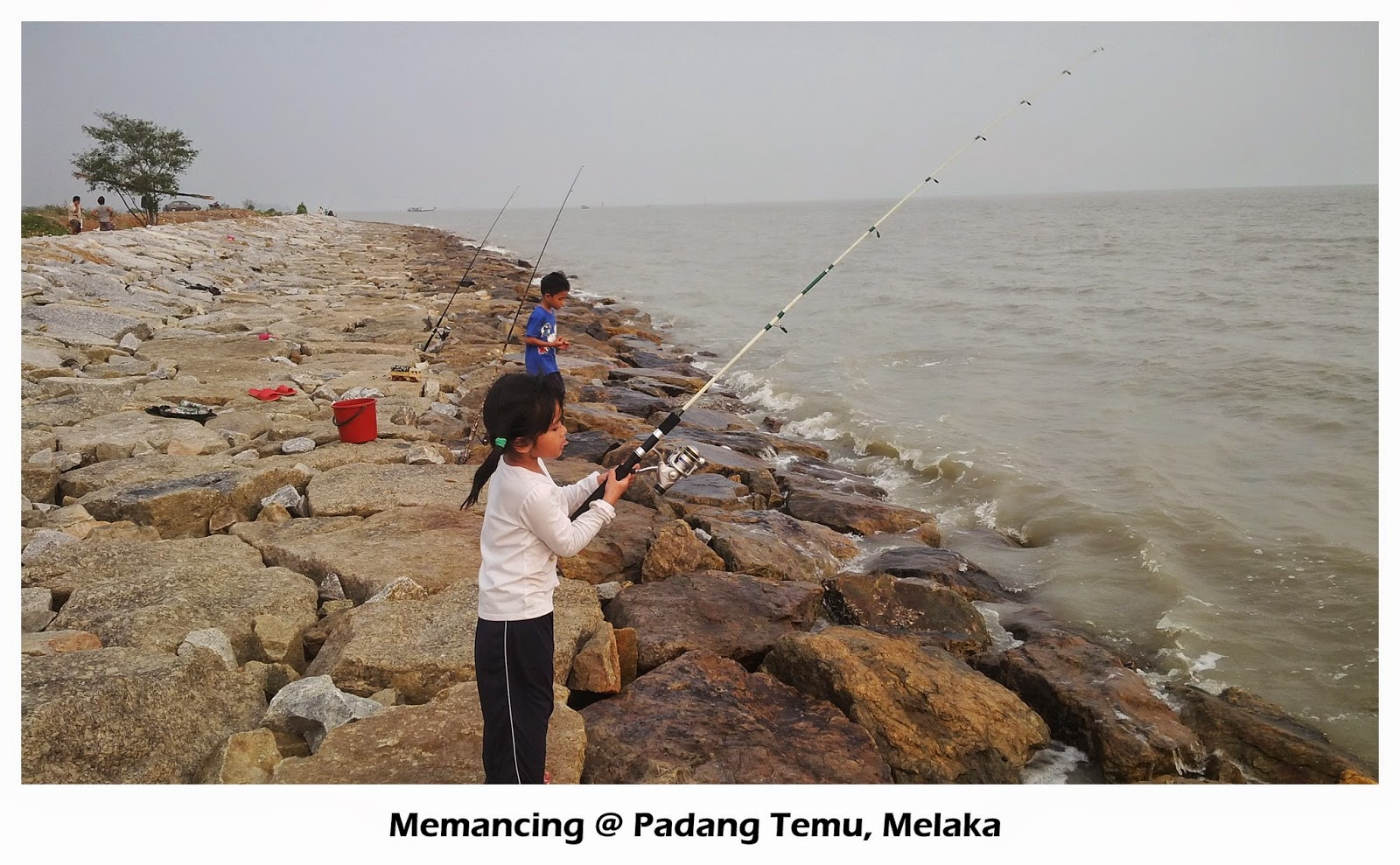 mrkumai.blogspot.com: Memancing bersama anak-anak di Padang Temu, Melaka