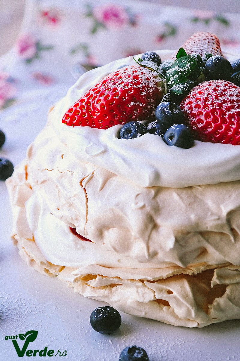 Tort de bezea cu cremă de mascarpone și căpșuni - Secretele Ramonei®