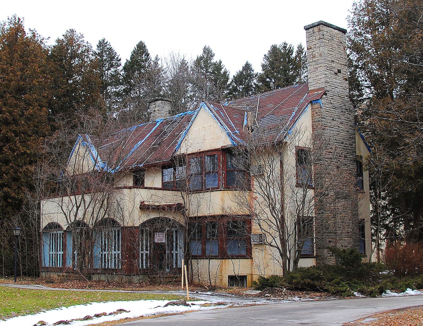 Camera on King & Aurora : Villa Fiori ~ the first Eaton Hall