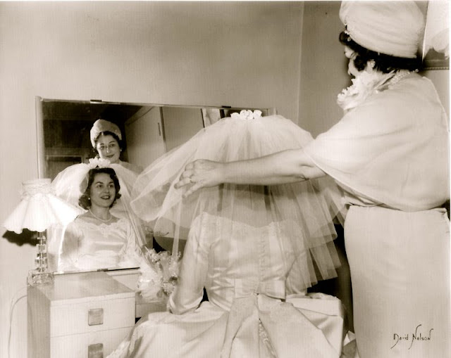 52 Glamorous Photos That Capture Vintage Brides in Front of Mirrors ...