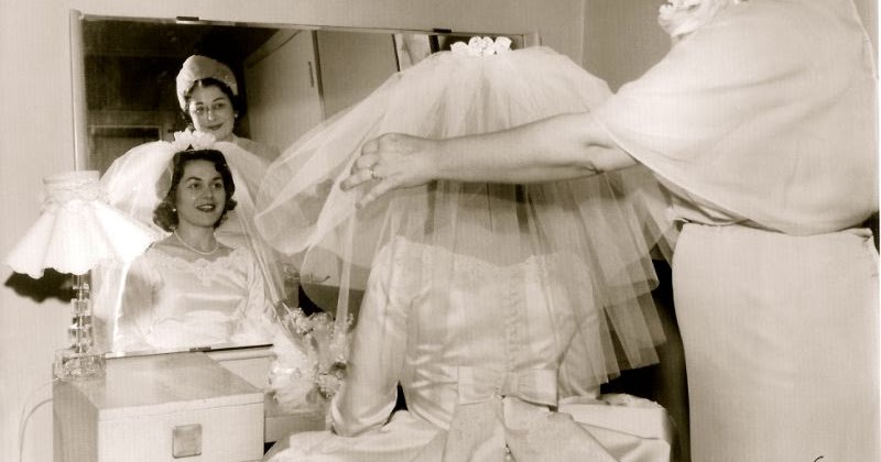 52 Glamorous Photos That Capture Vintage Brides in Front of Mirrors ...