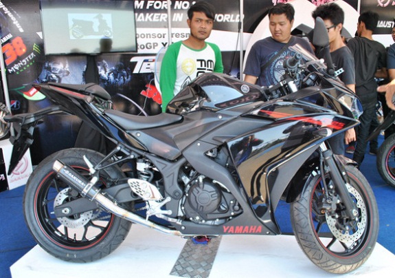 Foto Modifikasi Motor Yamaha R15 Hitam Mempesona ~ Otomotif Mania