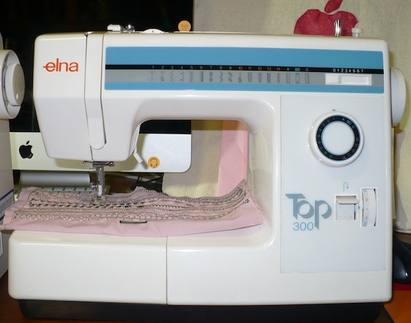 Eyelets in the Seams: Elna TOP 300 for more machine fun...