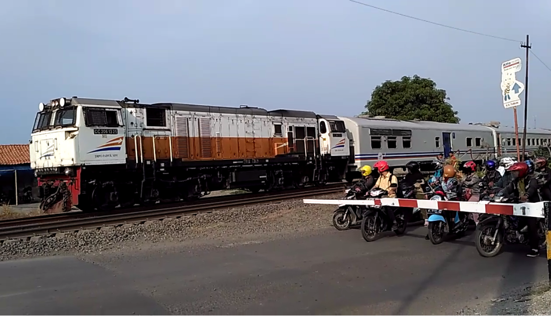 Railfans Indonesia: Nonton Dua Sepur Tawang Jaya dan Tegal Bahari Super ... Railfans Indonesia: Nonton Dua Sepur Tawang Jaya dan Tegal Bahari Super ...