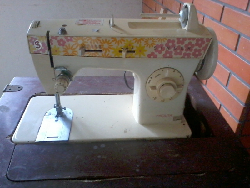 Brechó Badul'akis: Máquina de costura Singer Facilita 248