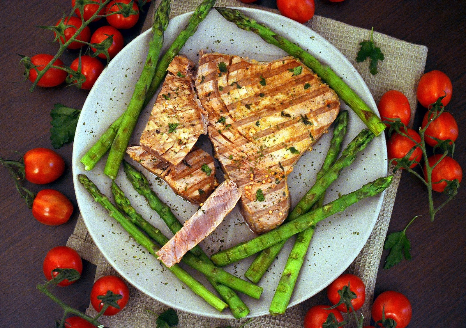 Ton la gratar cu sparanghel si rosii cherry