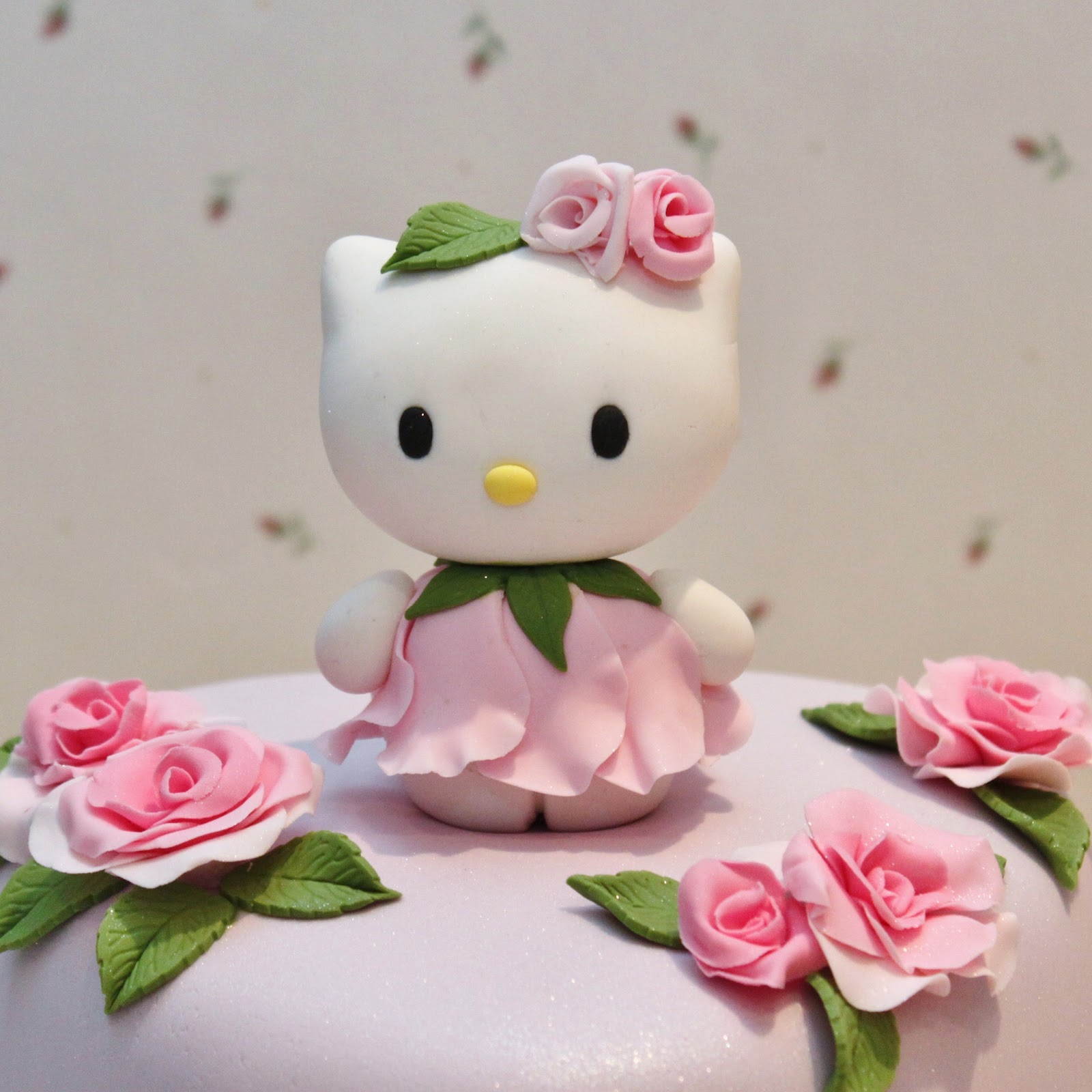 Atelier Sucrème: Pastel Hello Kitty vestida de rosa