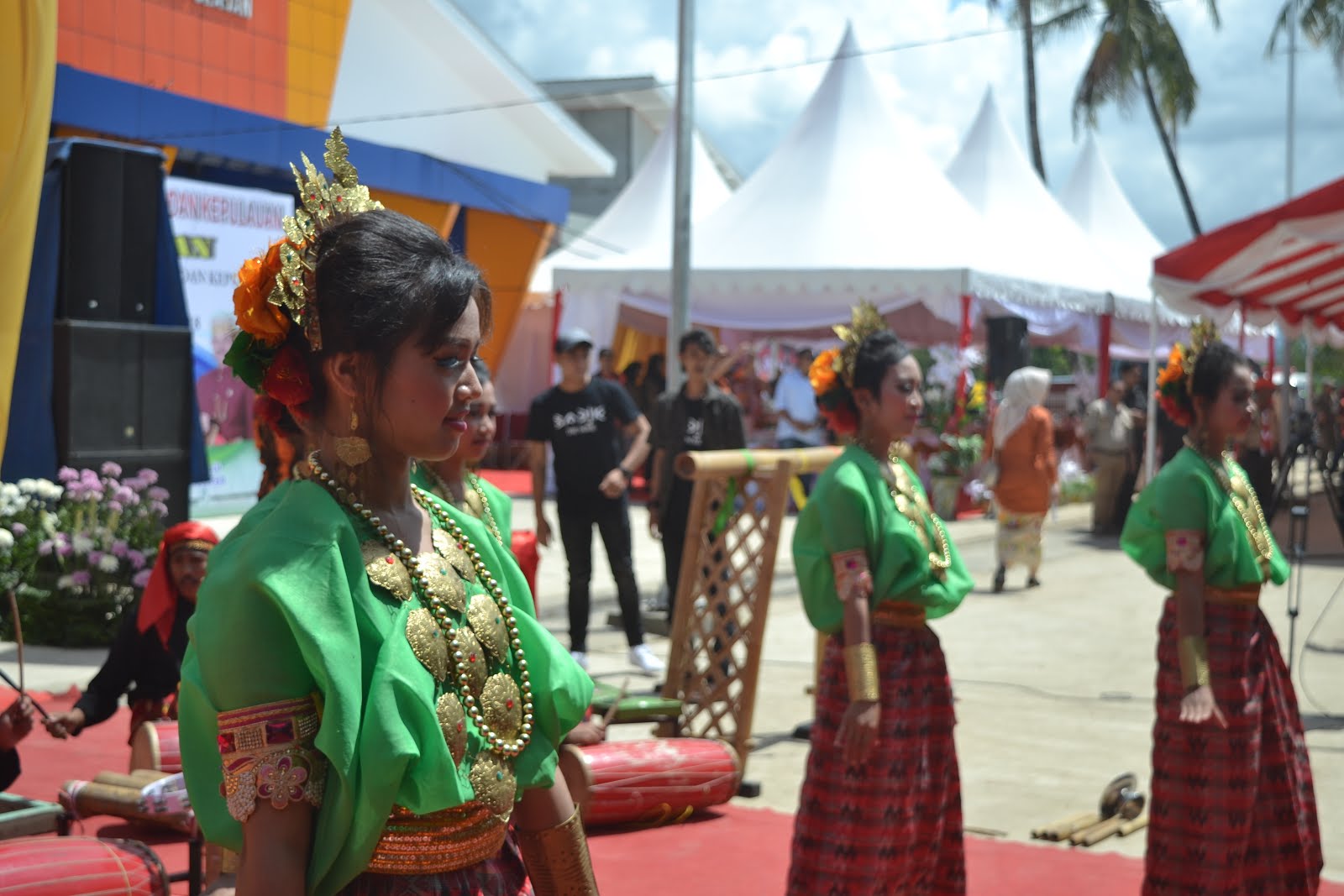 Foto penari tampilkan tarian tradisonal di HUT Pangkep ke 58