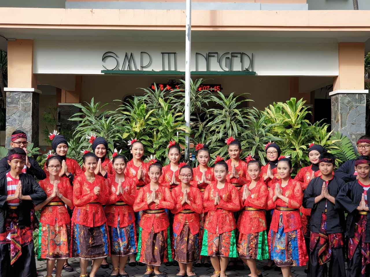 GALERI BAHASA INDONESIA: Prestasi Tim Paduan Suara SMPN 3 Malang
