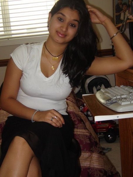 Mallu Aunty Tight White T Shirt Mallu Aunty Cleavage Mallu Aunty