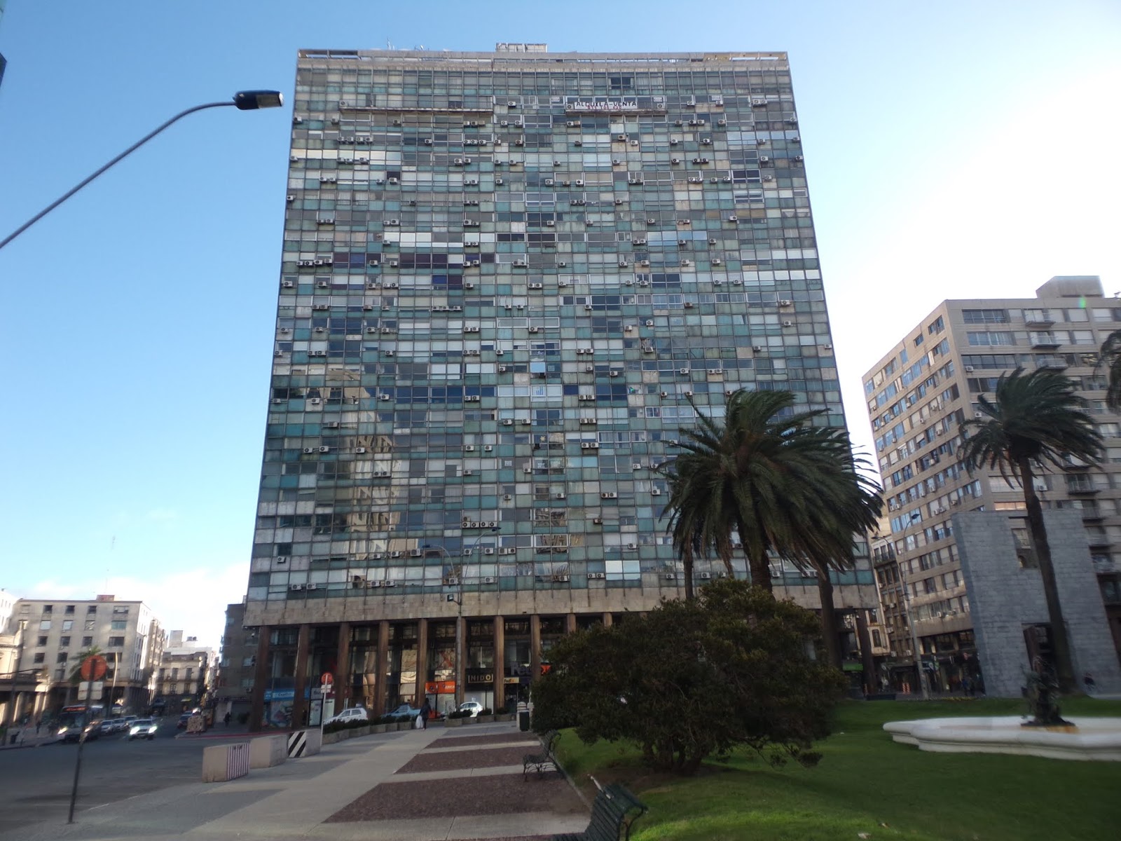 historias con pueblos: PLAZA INDEPENDENCIA Y SUS EDIFICIOS EN MONTEVIDEO URUGUAY