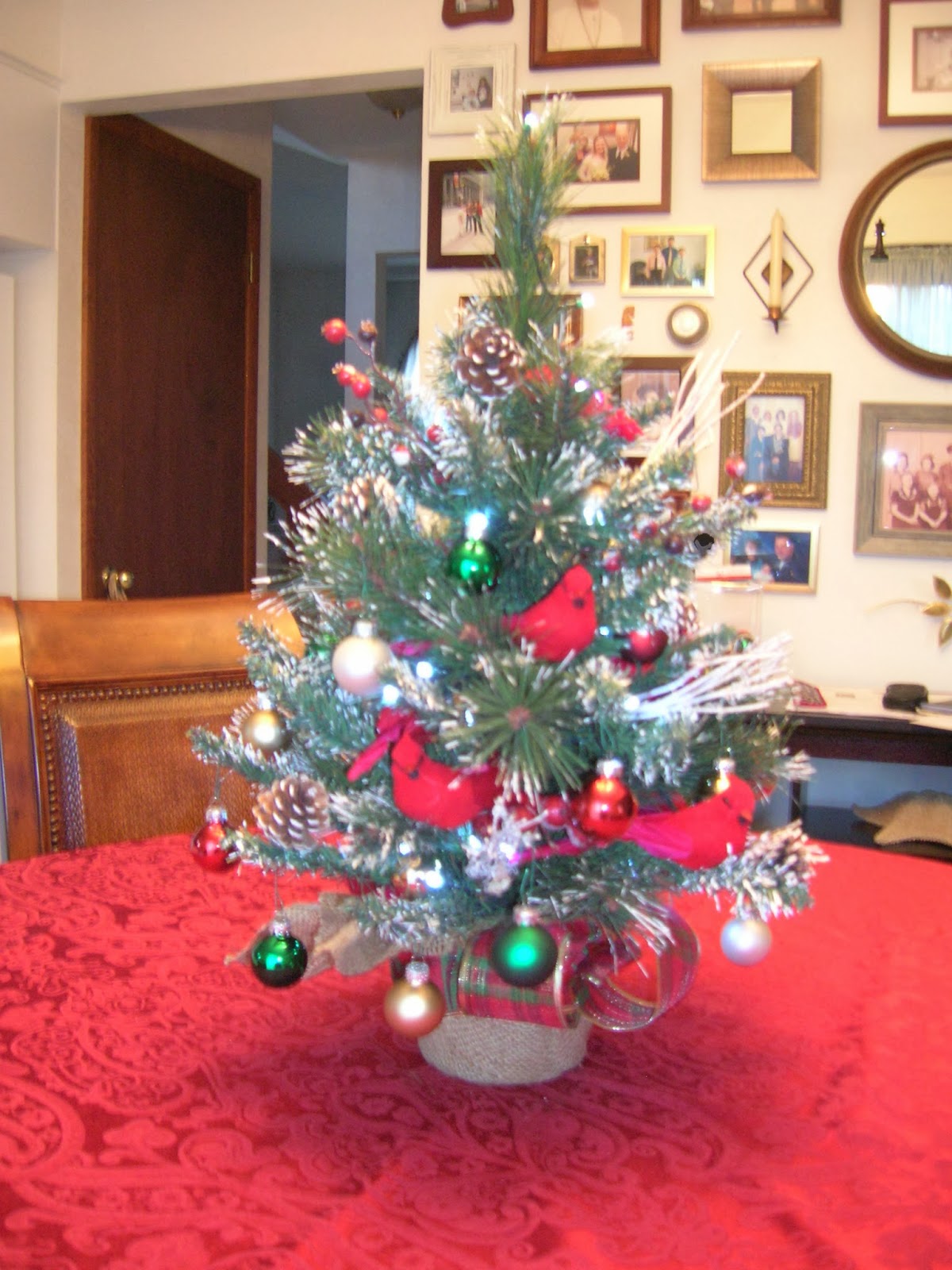 Maison Newton: My Cardinal Christmas Tree!